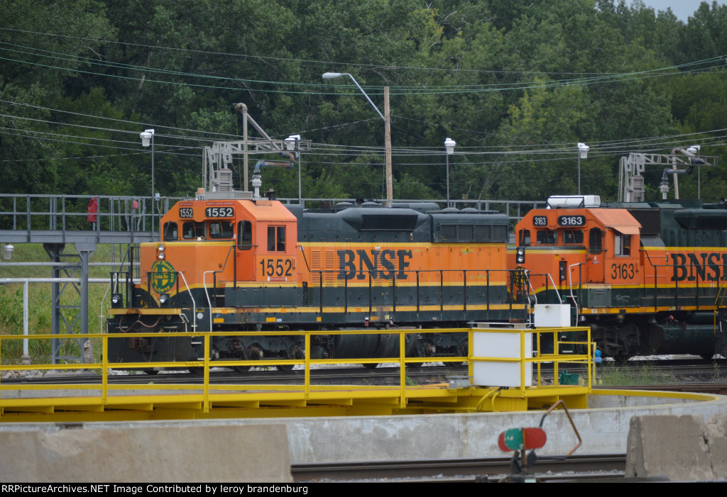 BNSF 1552 at the kcs knoche yard